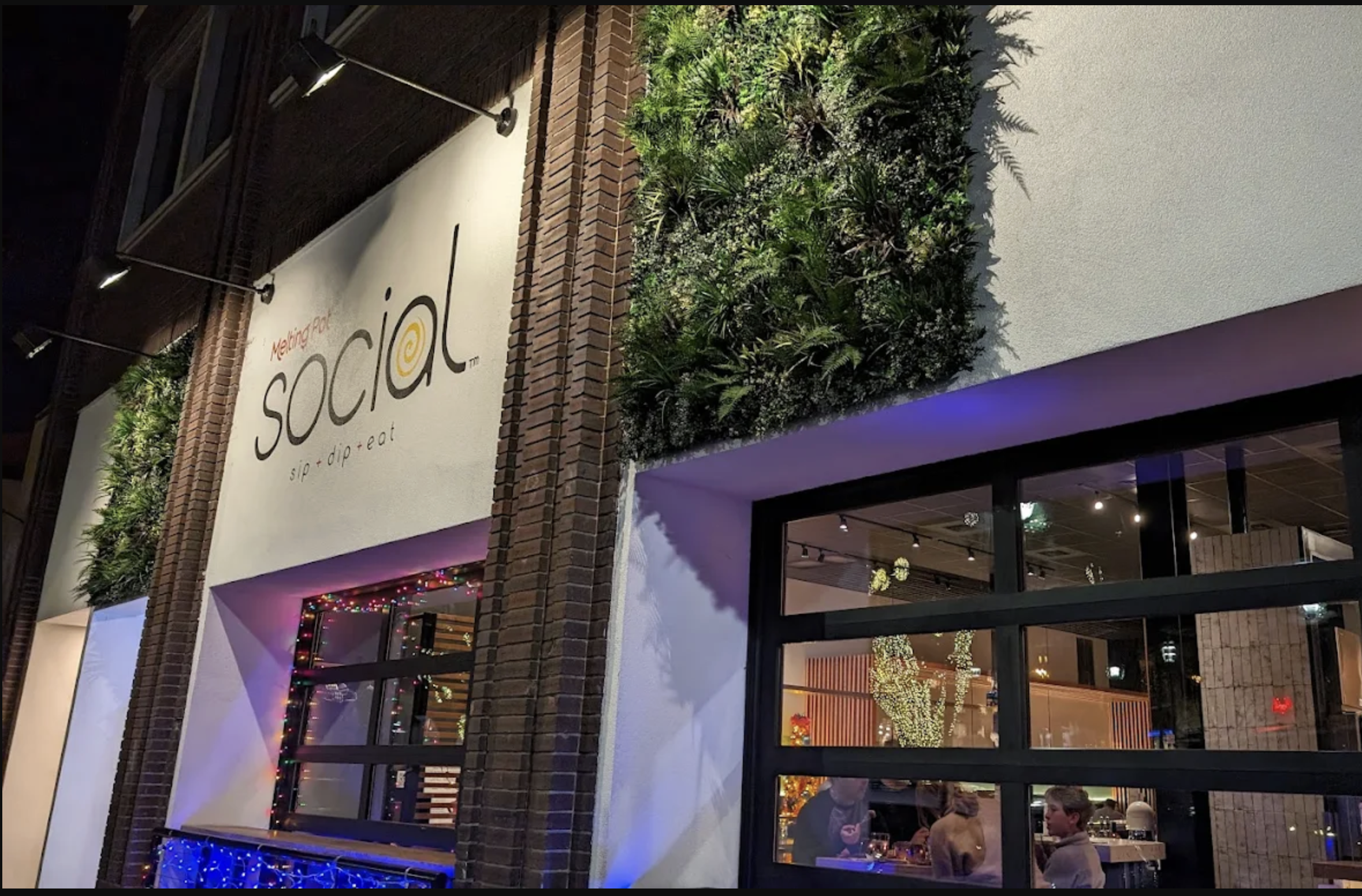 HOSPITALITY: Artificial Living Wall Feature at Melting Pot Social ...